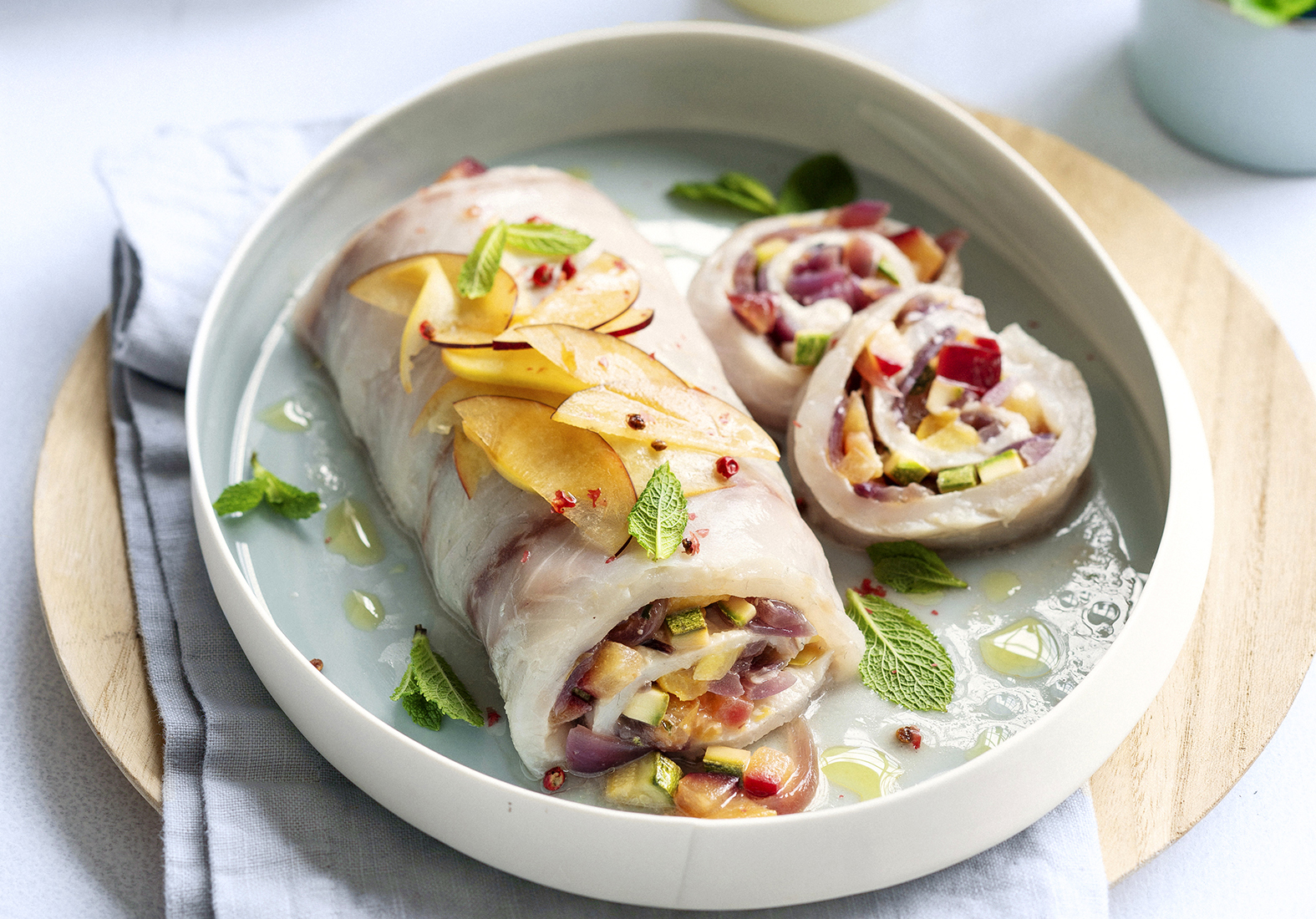 Recette de roulade de bar aux oignons rouges, pêches et pruneaux ...