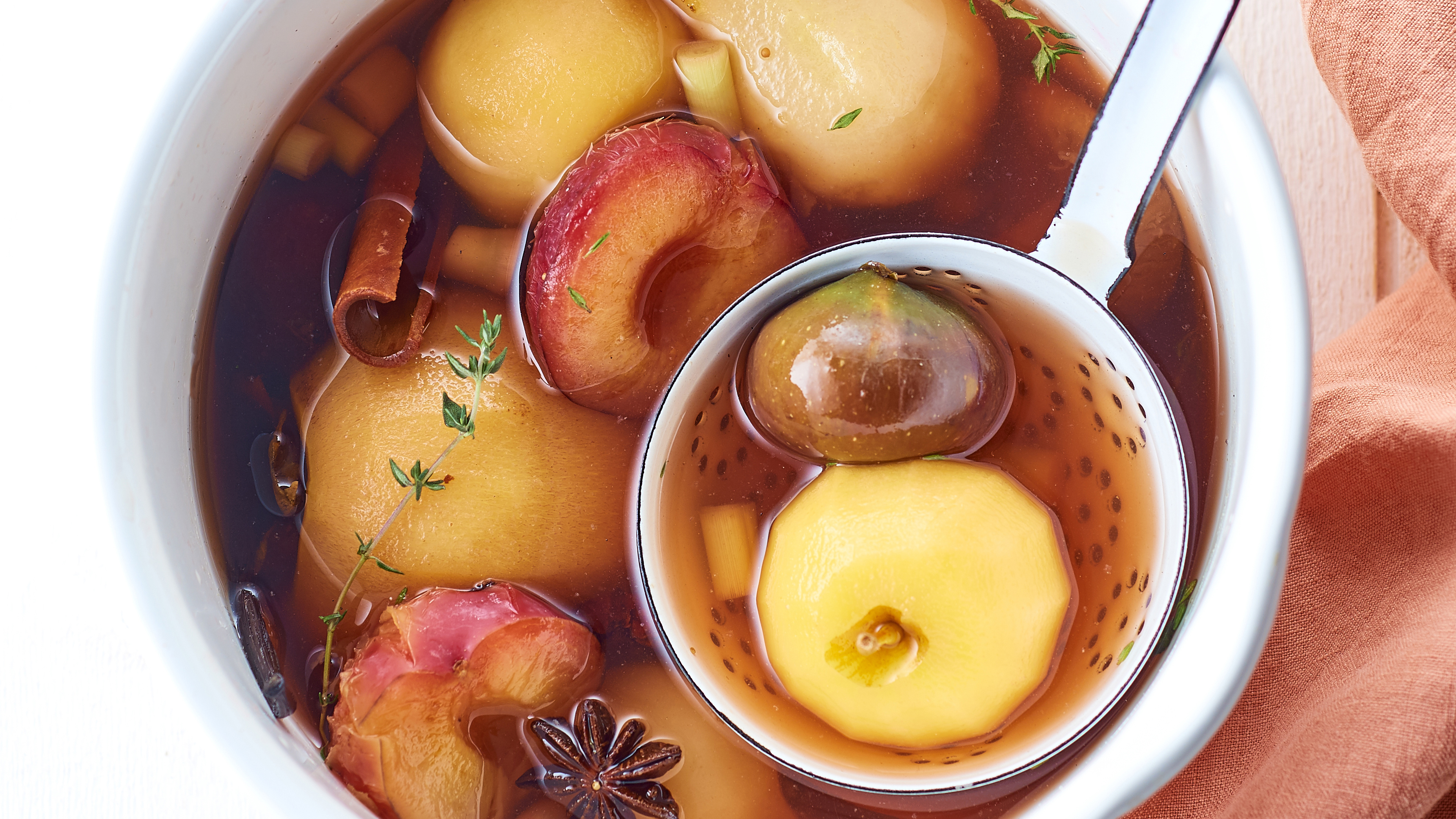 Recette de fruits pochés aux épices | Santé Magazine