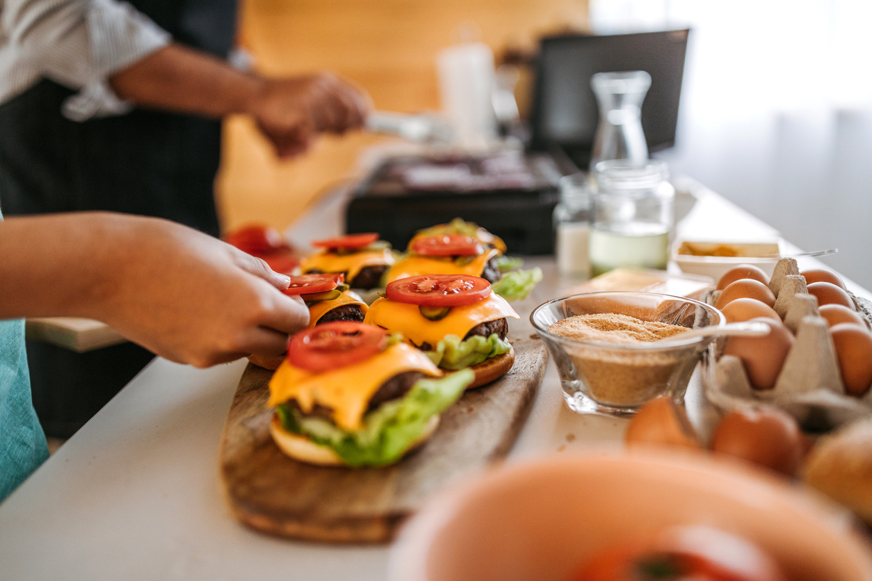 6 idées de menus pour un plateau-télé équilibré | Santé Magazine