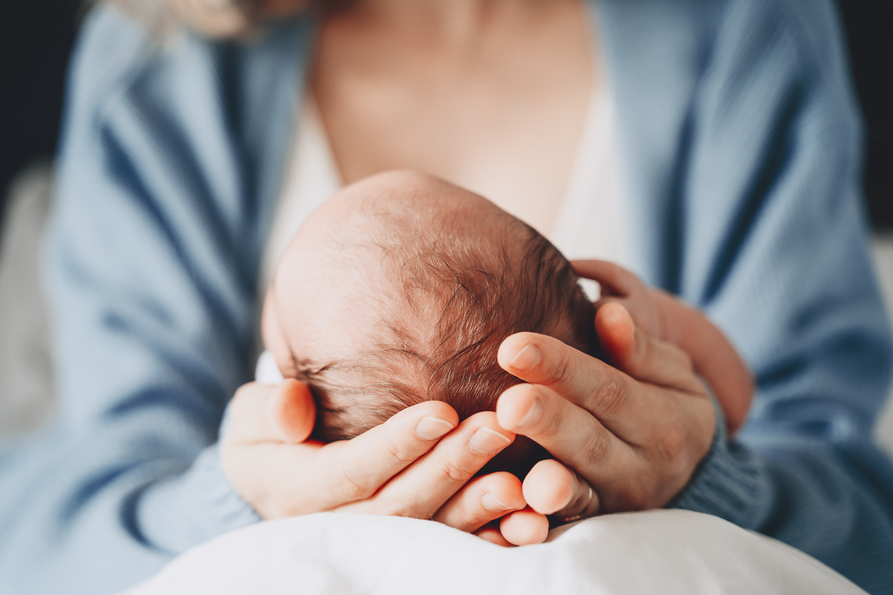 Fontanelle du bébé : est-elle vraiment fragile ? | Santé Magazine