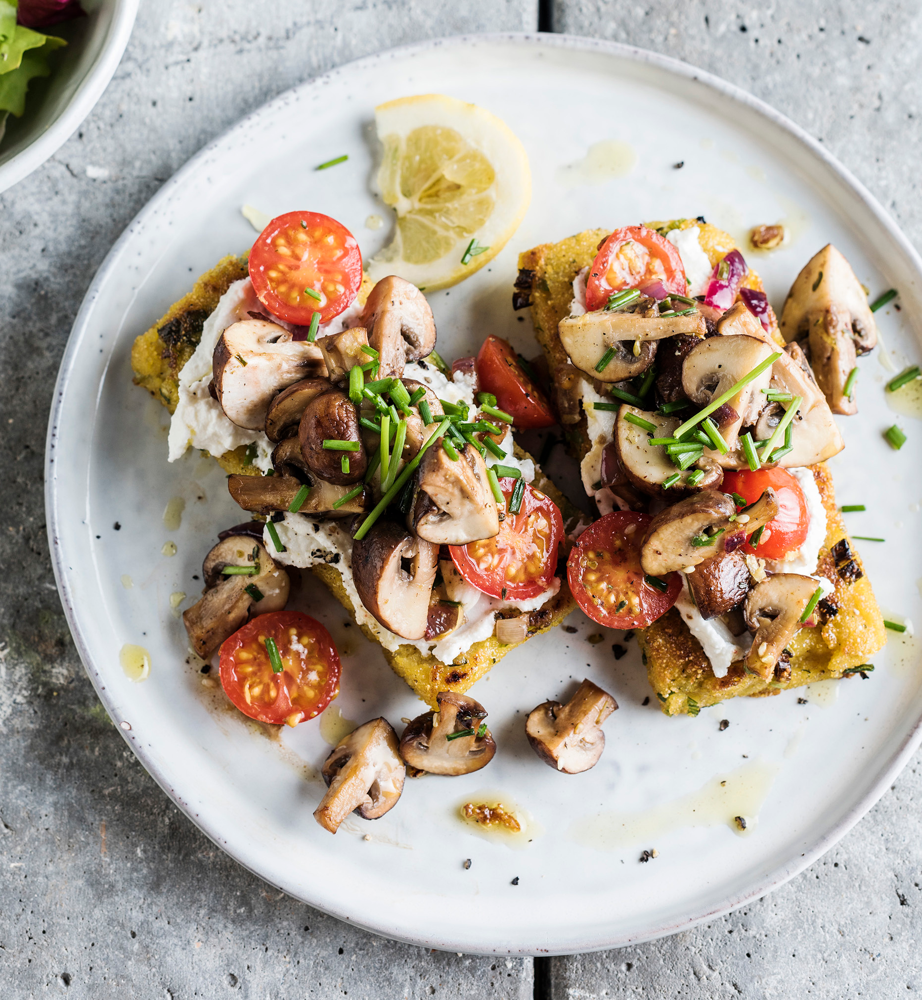 Toasts de polenta aux champignons et tomates cerises | Santé Magazine