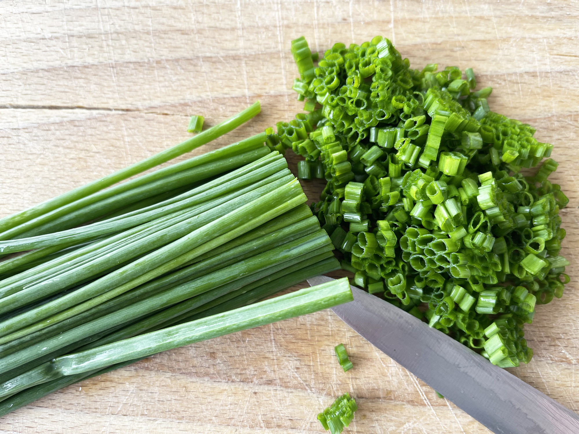 La ciboulette, tous les bienfaits santé de ce petit brin vert | Santé ...