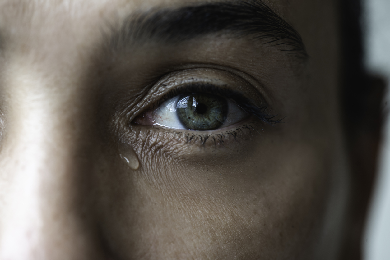 Yeux qui pleurent : d’où vient ce larmoiement ? | Santé Magazine