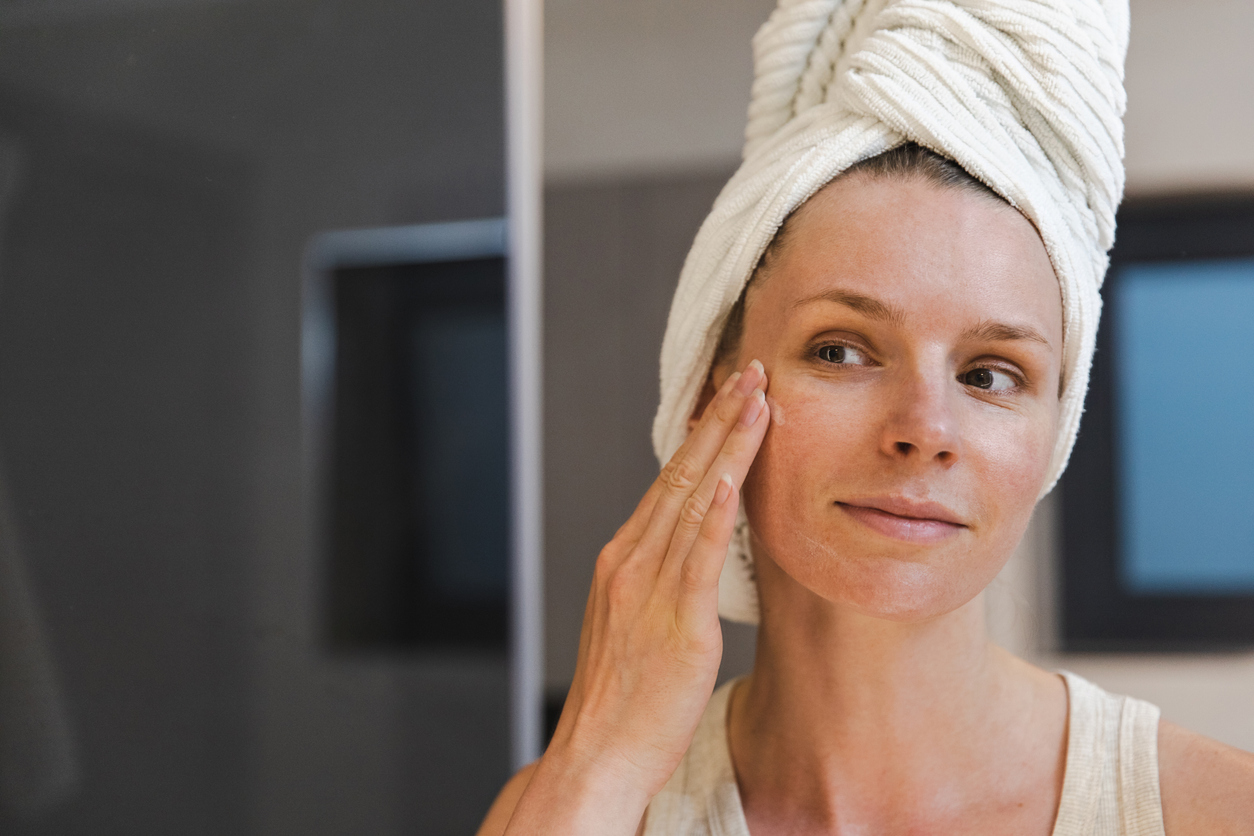 Taches brunes sur le visage : comment les enlever ? | Santé Magazine