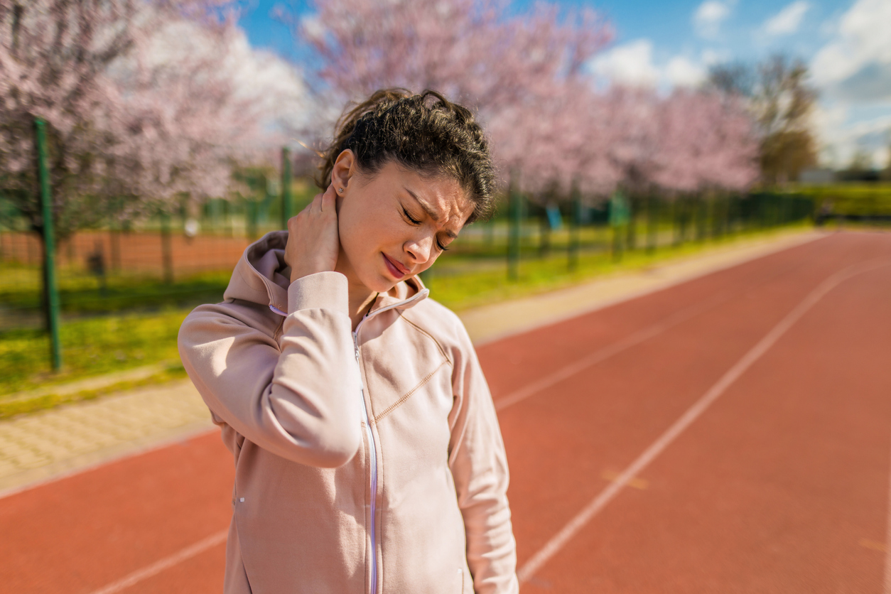 Entorse cervicale : symptômes, causes, traitement, prévention | Santé ...
