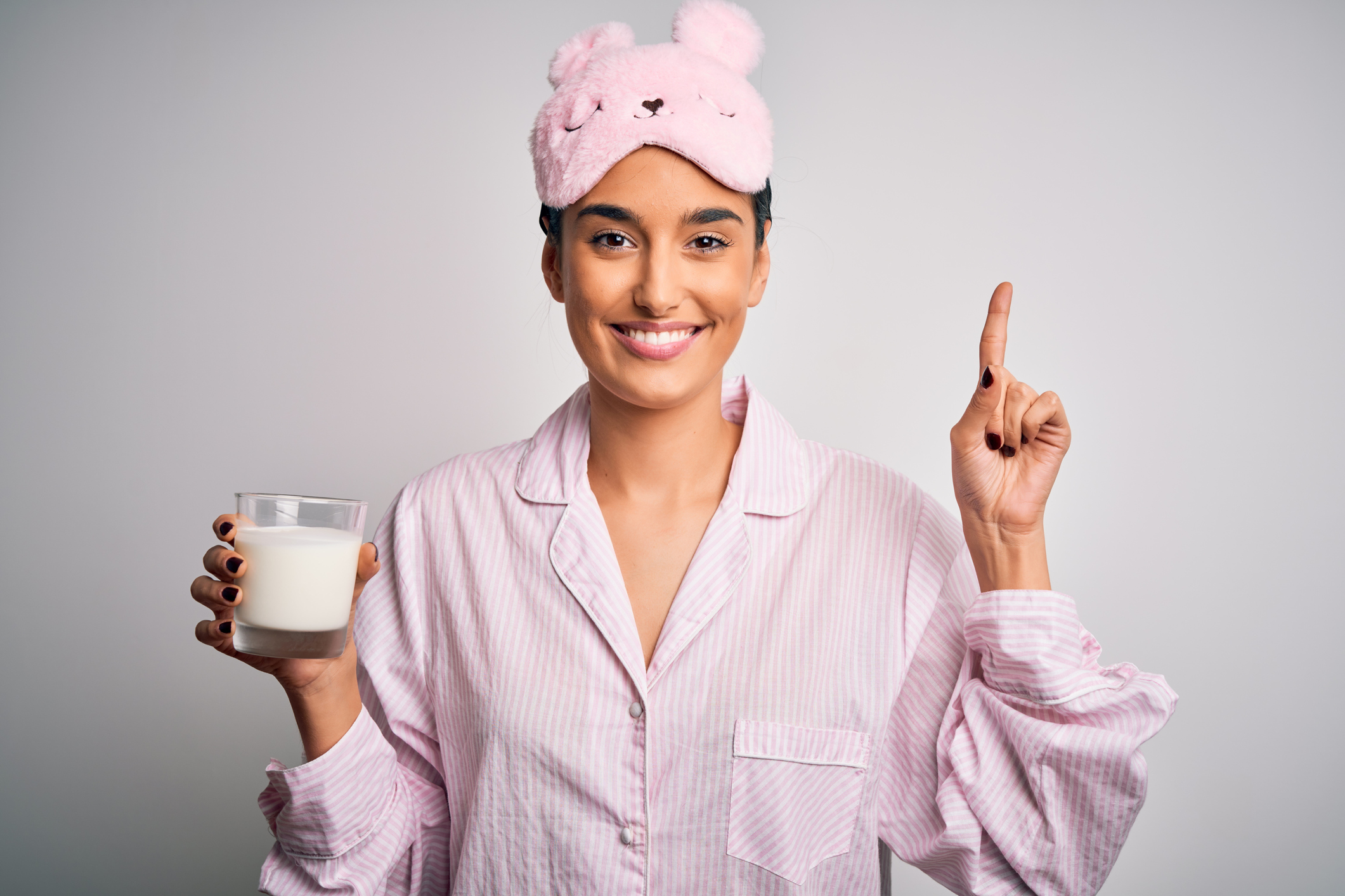 Faut-il boire du lait le soir pour bien dormir ? | Santé Magazine