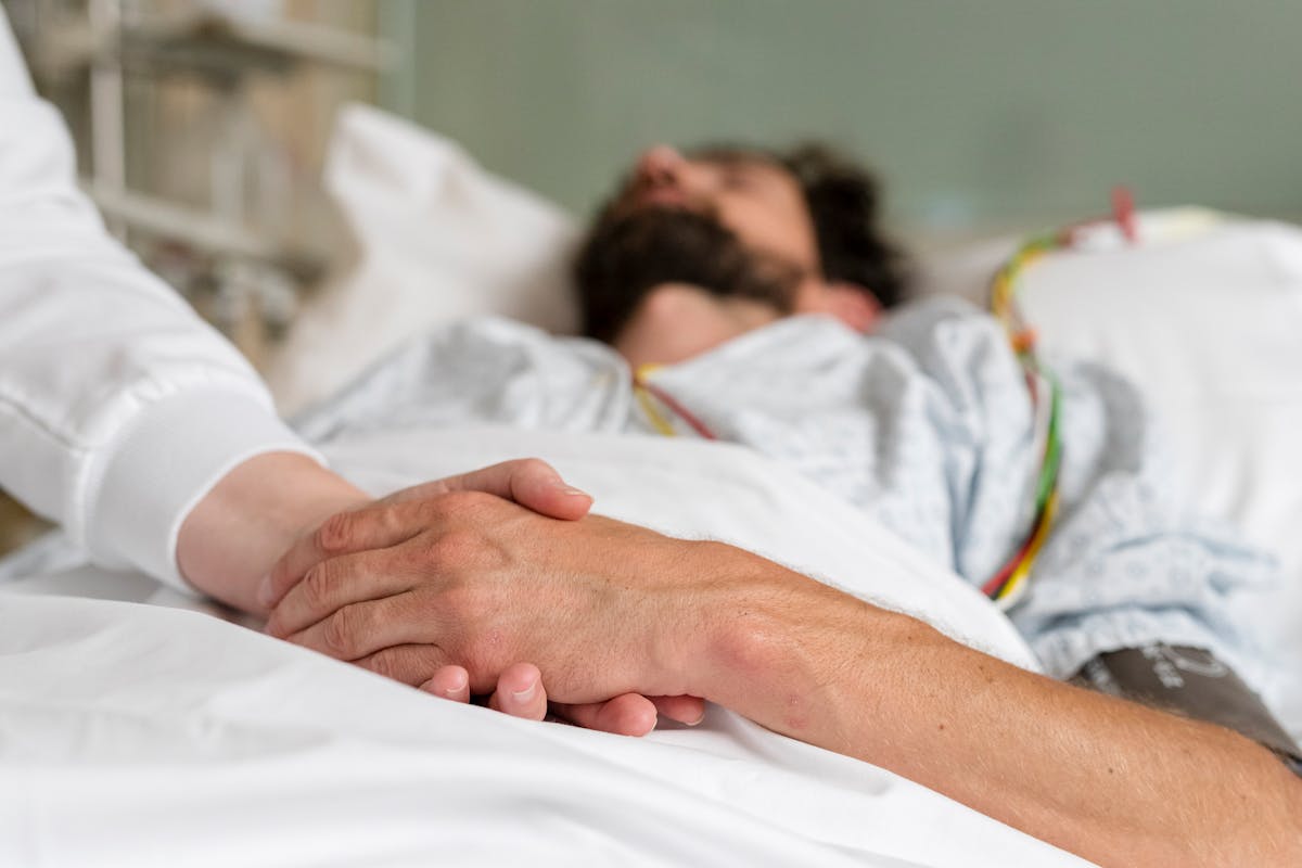 Coma artificiel : indications, risques, c’est quoi ? | Santé Magazine