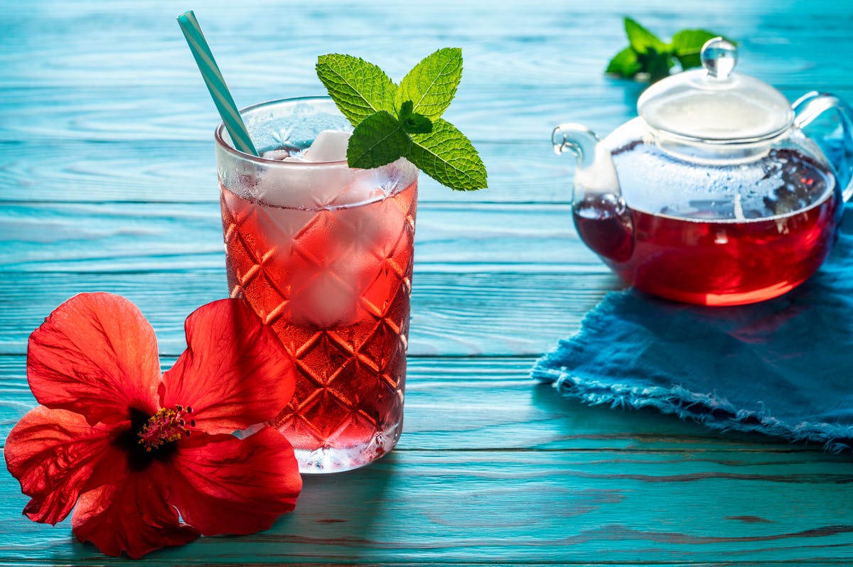 Tisane d’hibiscus : quels sont ses bienfaits santé ? | Santé Magazine
