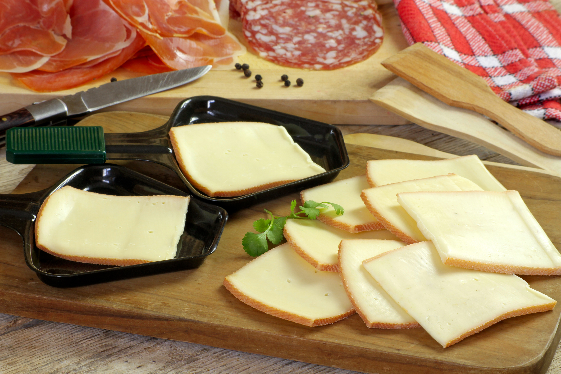 Raclette : les 6 faux amis que redoutent les nutritionnistes | Santé ...