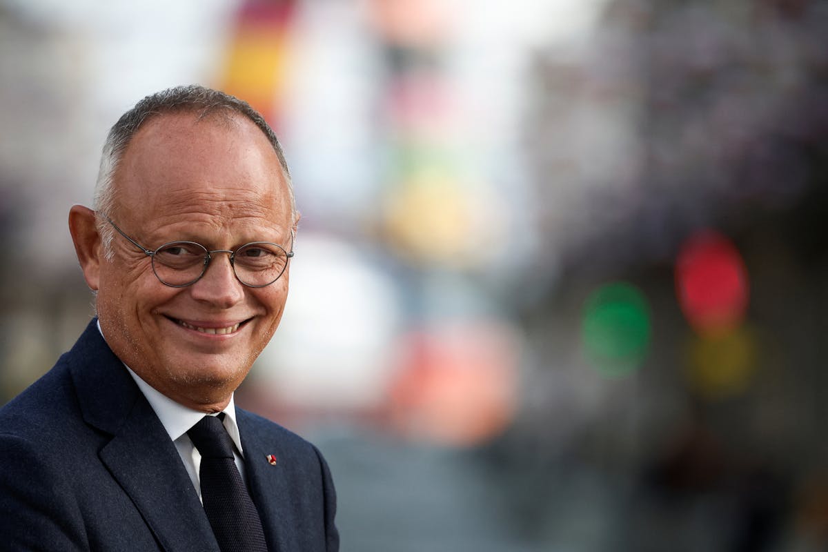 Ses cheveux repoussent : l’ancien Premier Ministre Édouard Philippe se ...