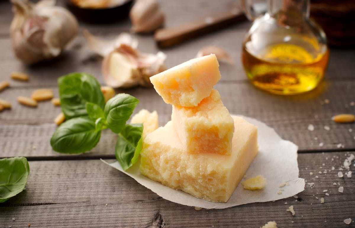 Parmesan et cholestérol : peut-on en manger sans risque ? | Santé Magazine