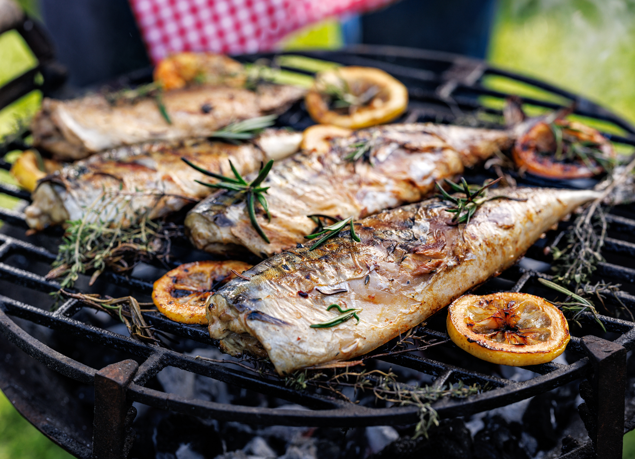 Poisson grillé : peut-on manger la peau ? | Santé Magazine